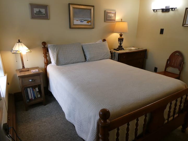 R7 Small Room W/fullsized Bed & Private Bath - Provincetown, MA