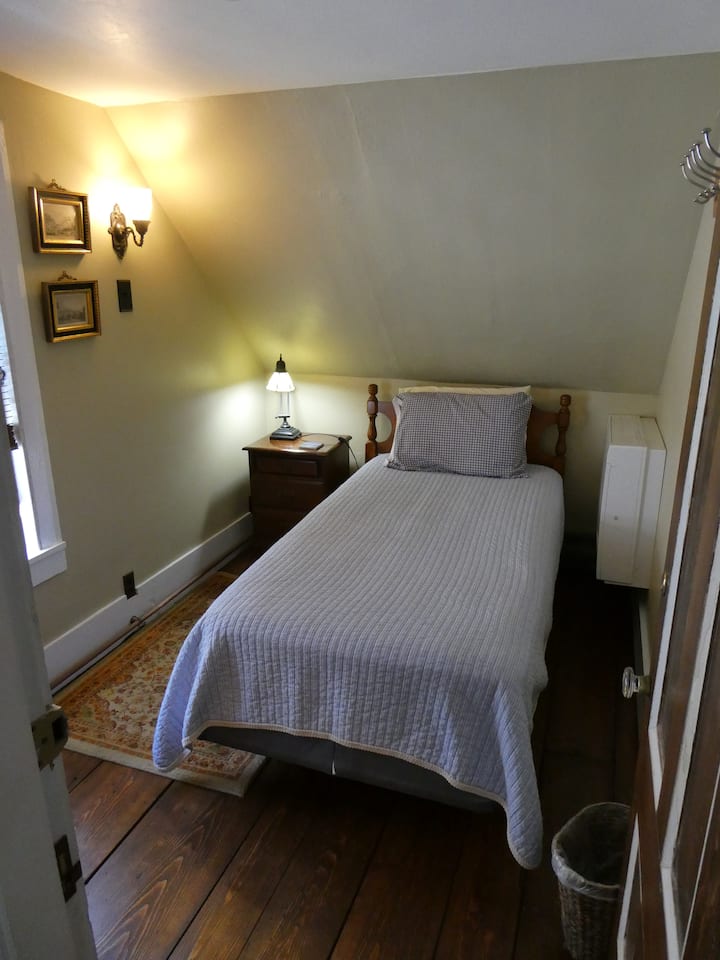 R3 Small Single Room W/one Twin Bed & Shared Bath - Provincetown, MA