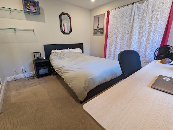 Large Queen Room With Shared Bathroom - Los Gatos, CA
