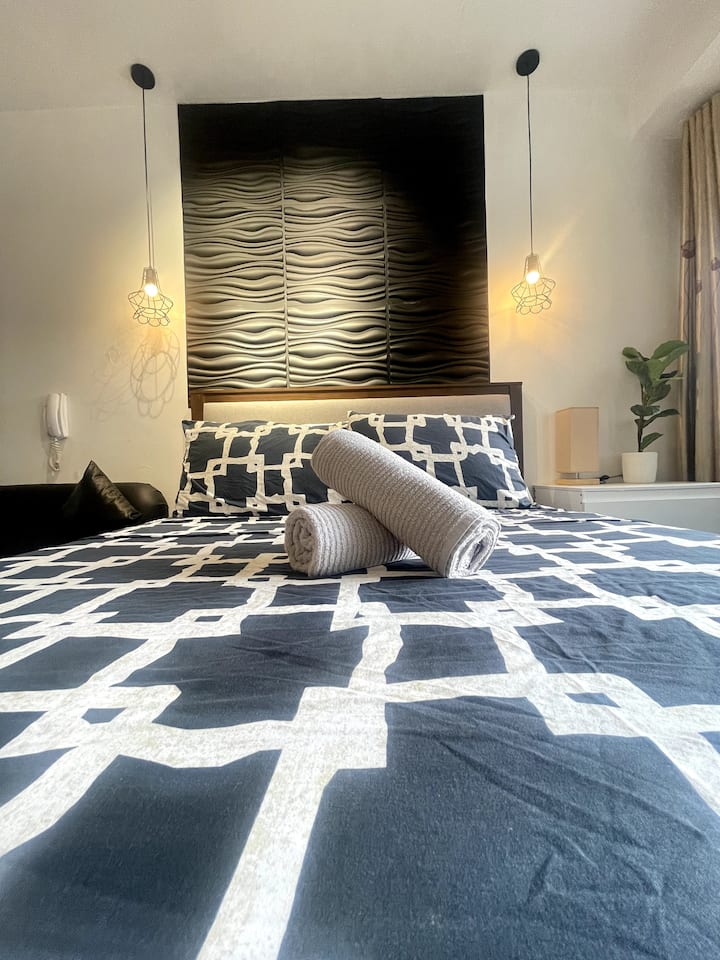 Cozy Condo Steps From Food & Nightlife - Manila