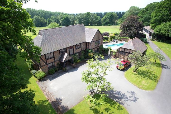 Countryside Manor House With Pool And Rural Views - West Sussex