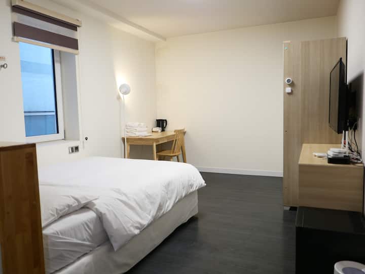 305 The Square Room / 효율적 구성이 꽉찬 방 - Myeong-dong