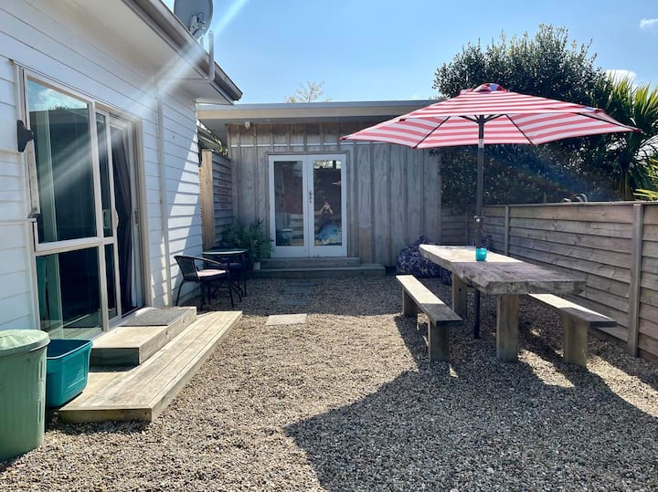 Hanna's Hideaway - Sunny, Warm & Private - Raglan