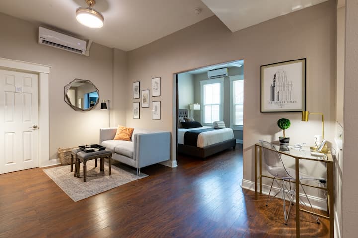 Stylish Historic Downtown Flat Steps To Bball Park - Kern Place, TX