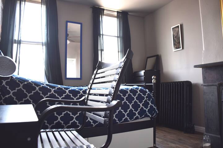 Bright Room With Decorative Fireplace & Projector - Brooklyn, NY
