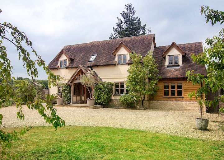 Cotswold Contemporary Styled Designer Oak Cottage - Evesham