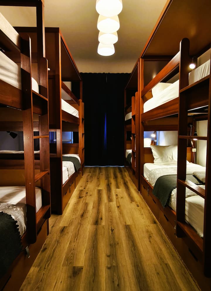 4 - Private Room 8 Beds - Balcony - Lisbon
