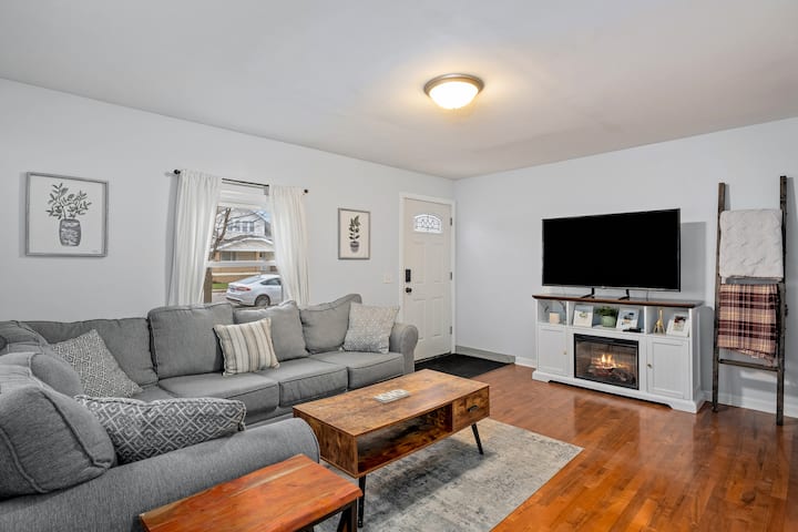 Cozy 3 Bedroom House, Minutes From Downtown Gr - Grand Rapids, MI