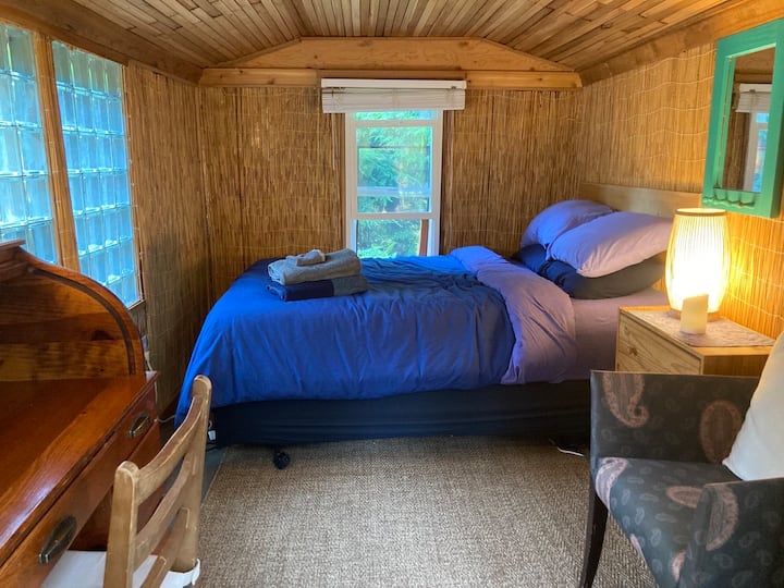 Solitary Retreat - Cedar Cabin - Bowen Island