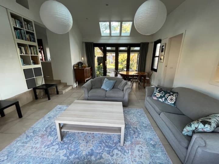 Summer House In Private Garden Close To Amenities. - North Sydney