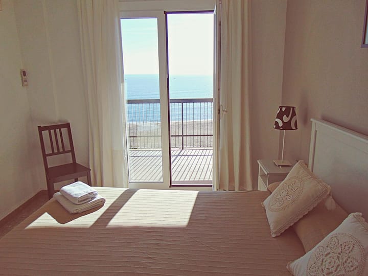 Oreneta: Living In The 70s Beach - Segur de Calafell