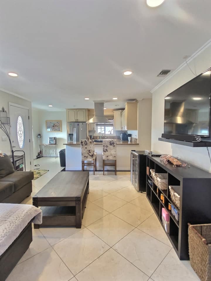 Medium Stay-you & Your Suitcase! Perfect Location! - Costa Mesa, CA