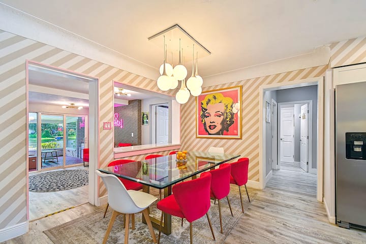 Iconic Pink Beach Retreat With Pool & Fab Decor! - Madeira Beach, FL