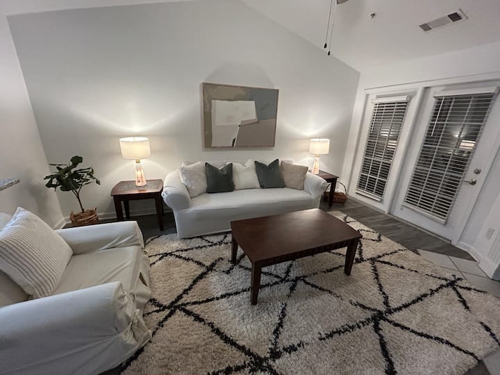 Fabulous One Bedroom W/ Fireplace In Alpharetta - Alpharetta, GA