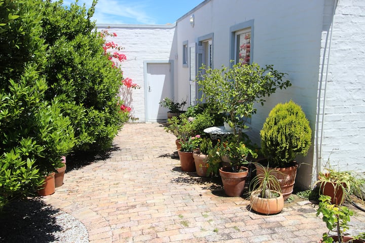 Bluefin Cottage 60 M To Cliff Path 
1 King Bed - Hermanus