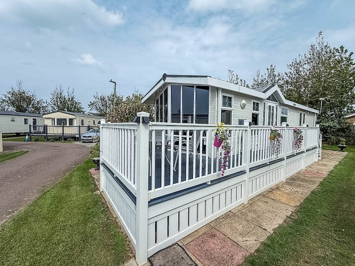 Great 6 Berth Spacious Caravan With Large Outdoor Space Ref 50056l - Caister-on-Sea