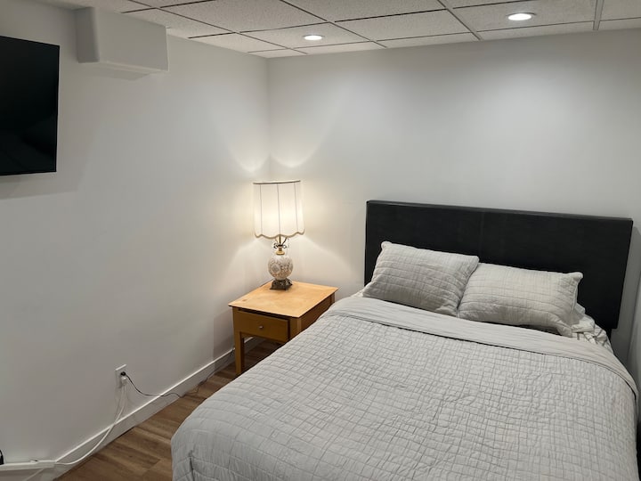 Cozy Private Room Close To The Airport - Edmonton