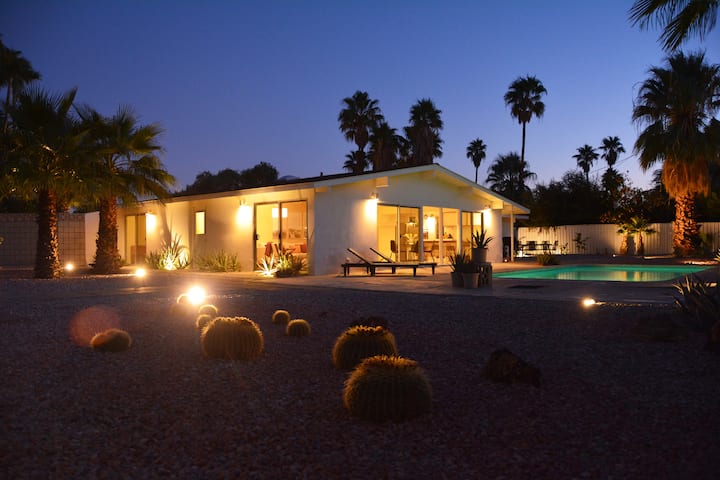 Stunning Mid-century Modern With Mountain Views - Palm Springs, CA