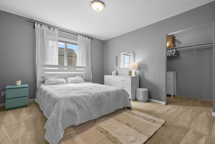 Central Tacoma, 3 Bedroom Craftsman! - Tacoma, WA