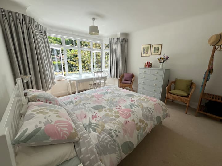 Large Double Guest Bedroom In Burrington - Cheddar