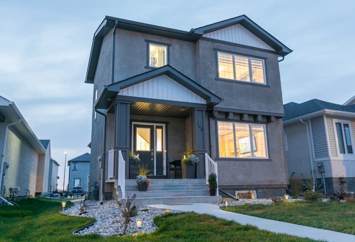 Modern House, Close To All Amenities In South Wpg - Winnipeg