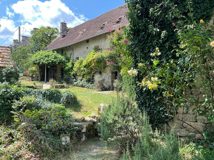 Maison Ancienne Devant Un éTang En Pleine Nature - Creuse