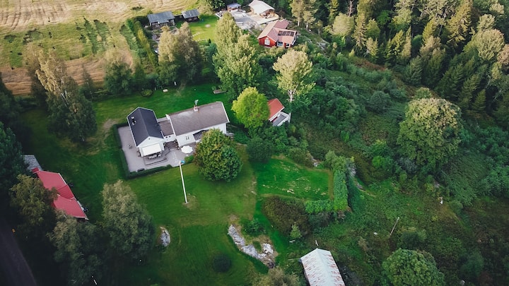 Charmig Lantgård Med Pool & Spa I Naturnära Läge - Sverige