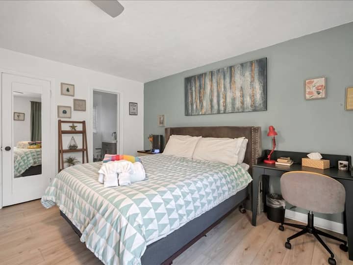 Beautiful Studio With Cute Garden (2mile To Beach) - Clearwater, FL