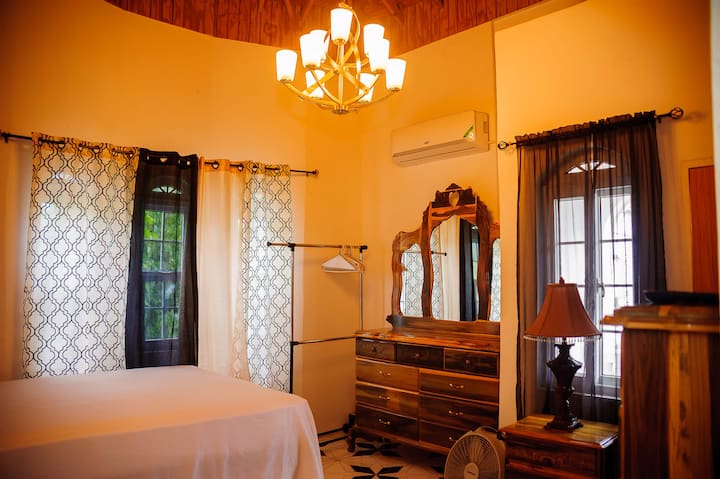 Jc's Villa - Modern Getaway In The City 4 - Montego Bay