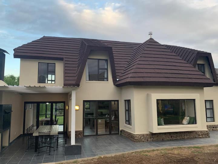Double-storey Luxury Chalets 8 Sleeper - Cathkin Park