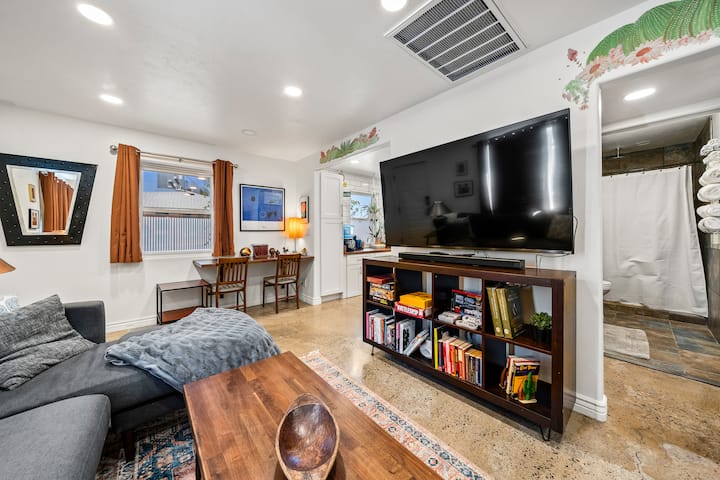 Stylish Tucson Getaway - Remote Work Haven - Tucson, AZ
