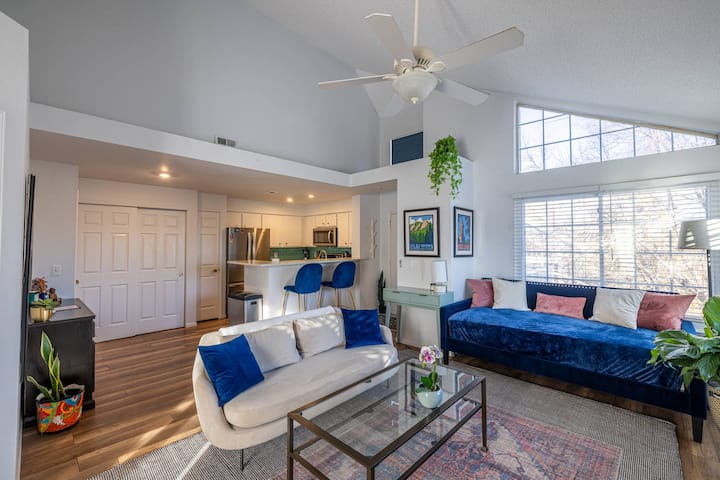 Modern Chic Condo Near Downtown -No Cleaning Fee! - Lakewood, CO
