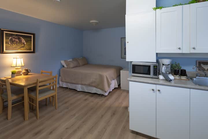 Cozy Alder Cabin | Vineyard Views Shuswap Lake - Blind Bay