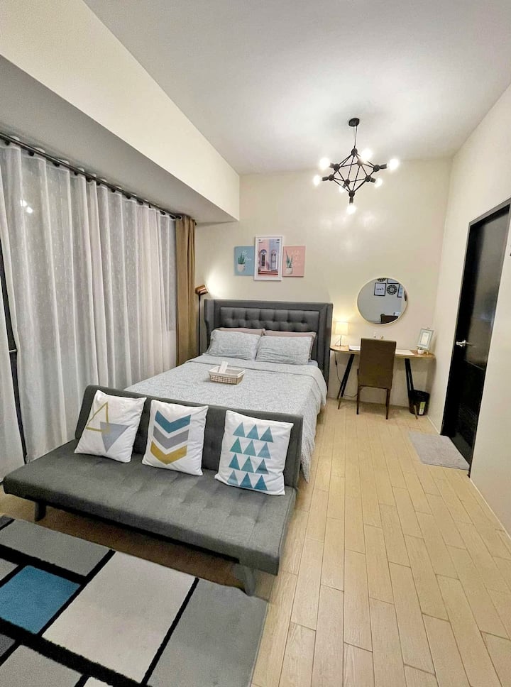 Jamynn Studio Suite Across T3 W/balcony-pool View - Parañaque