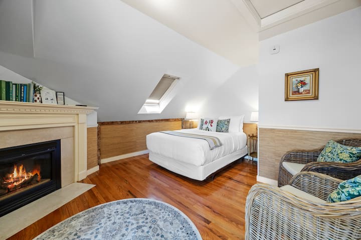 Peaceful Loft N/b Megunticook Falls |Gas Fireplace - カムデン, ME