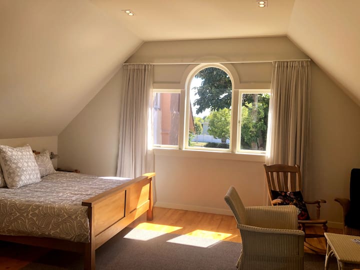 Spanish Mission Hideaway With Pool And Garden - Hastings