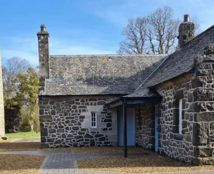 Cosy Cottage In Castle Courtyard - Loch Fad