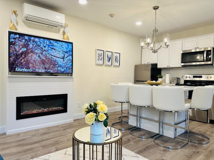 The Lighthouse Apt. 1|close To The Beach |Newport - Newport, RI