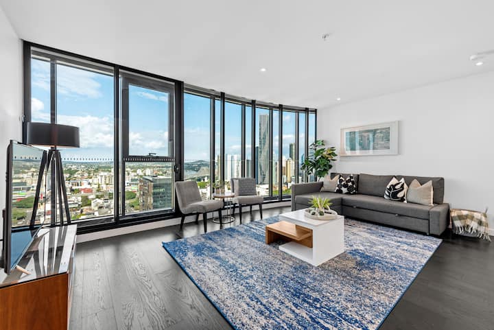 Iconic Sub-penthouse W/ Beautiful Infinity Pool - Australia