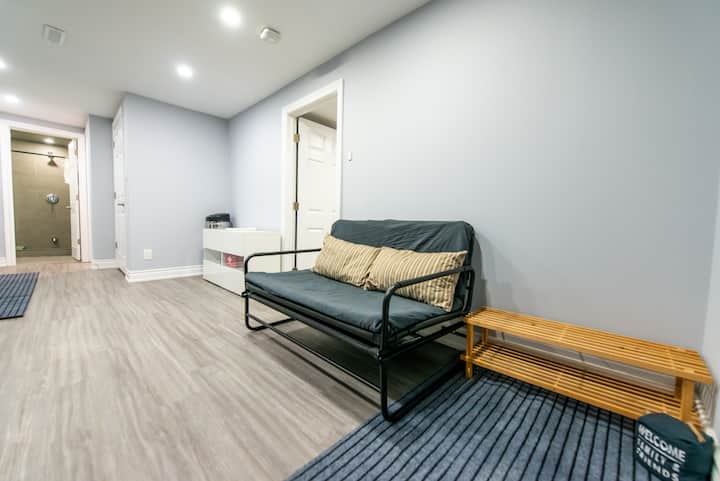 Modern Walkout Basement/private Entrance/laundry - Toronto