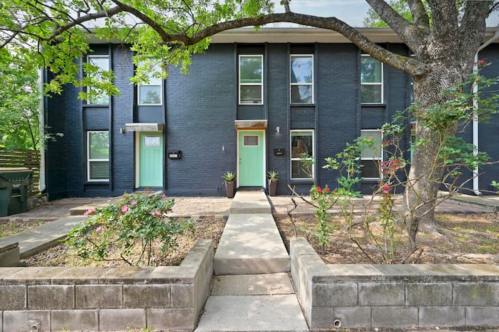Townhome In South Austin 78704 W/ Luxury Amenities - Austin, TX