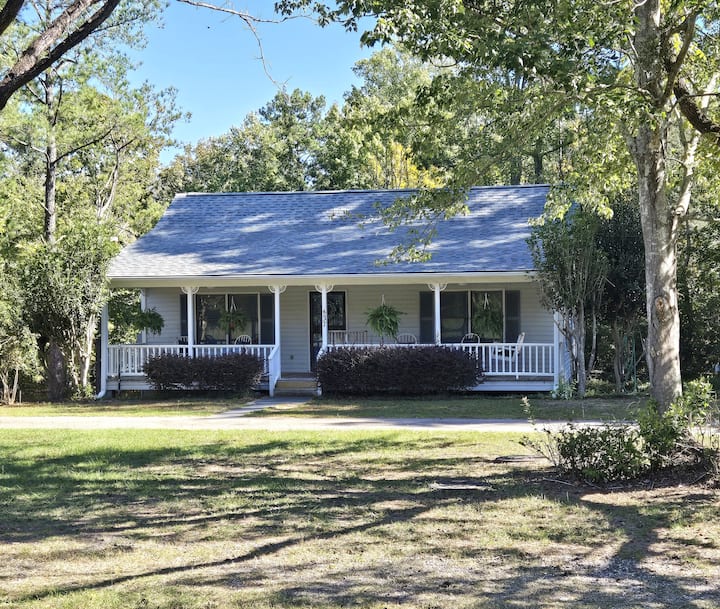 Restful Lakeside Cottage -Dogs Allowed - South Carolina