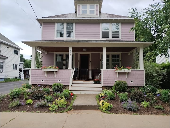 Easy Walk To Track And Town - - Modern Comfort - Saratoga Springs, NY