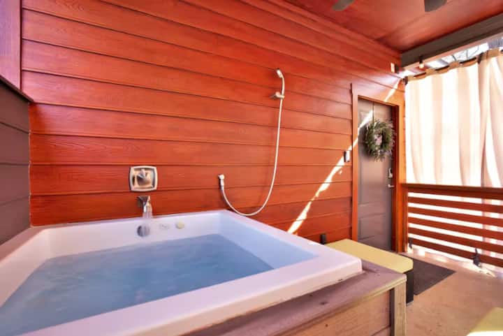 Primrose Bungalow: Pet Friendly, Outdoor Tub! -