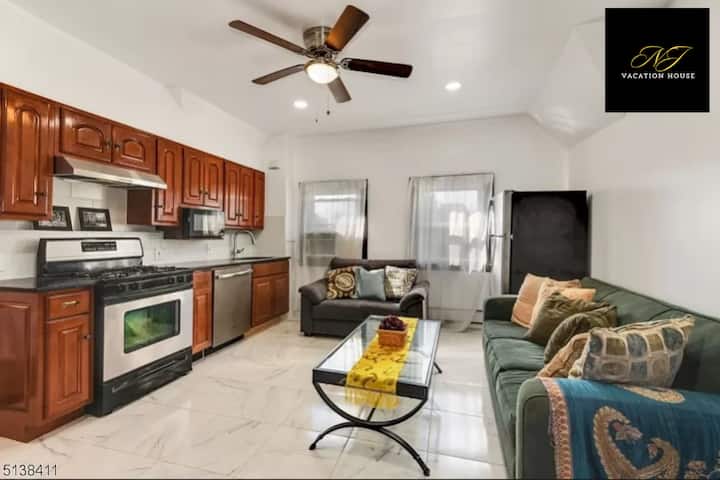 Sleep 18! Free Parking & Only 30 Min To Nyc - Montclair, NJ
