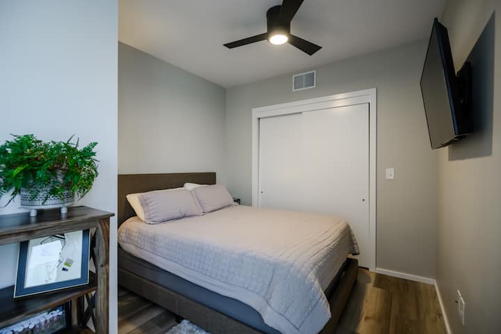 Bedroom In Shared Condo W.bath Near Downtown - Cleveland, OH