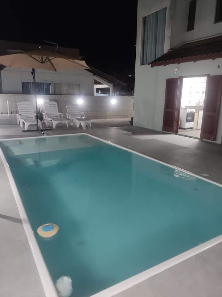 Casa 3qtos/3 Banheiros/4 Vagas/ar Condic./piscina - Governador Celso Ramos