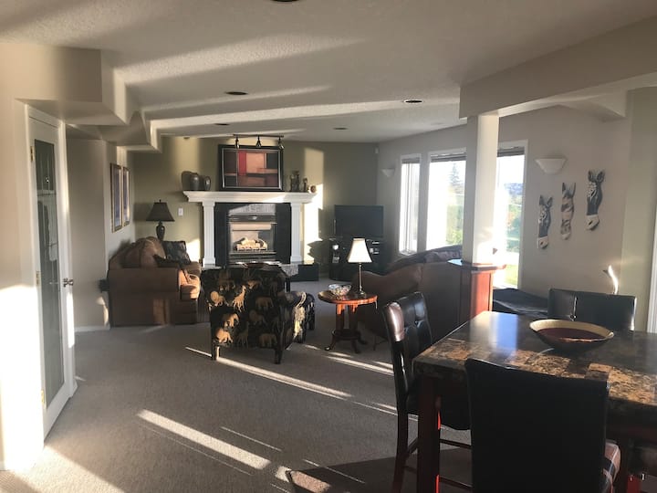 Beautiful Bow River Walkout - Amazing View - Calgary