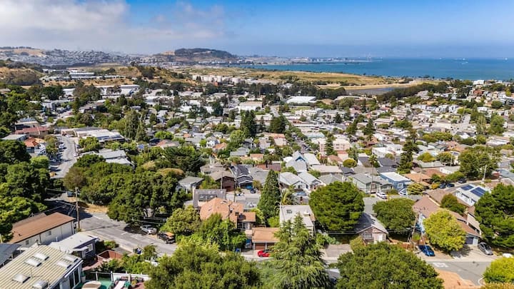Modern 2br With Sf & Bay Views, Near Airport - Brisbane, CA