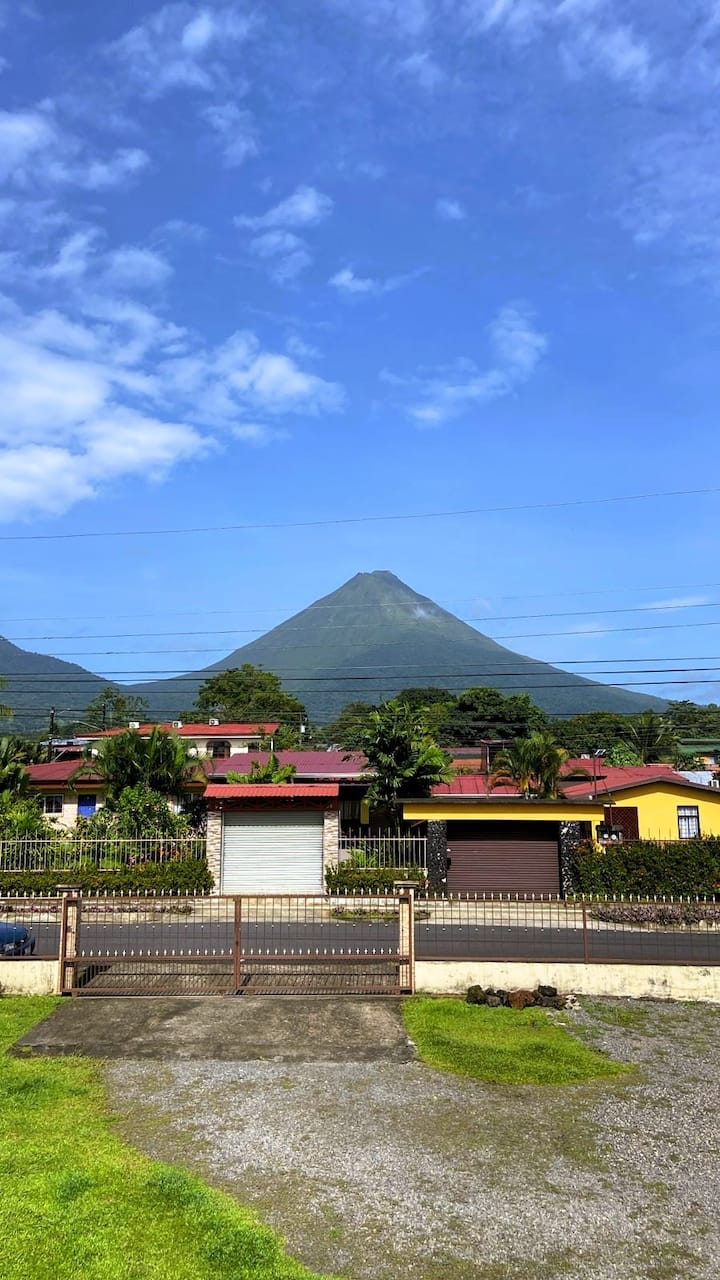 Volcano View Apartment | Downtown Comfort - La Fortuna